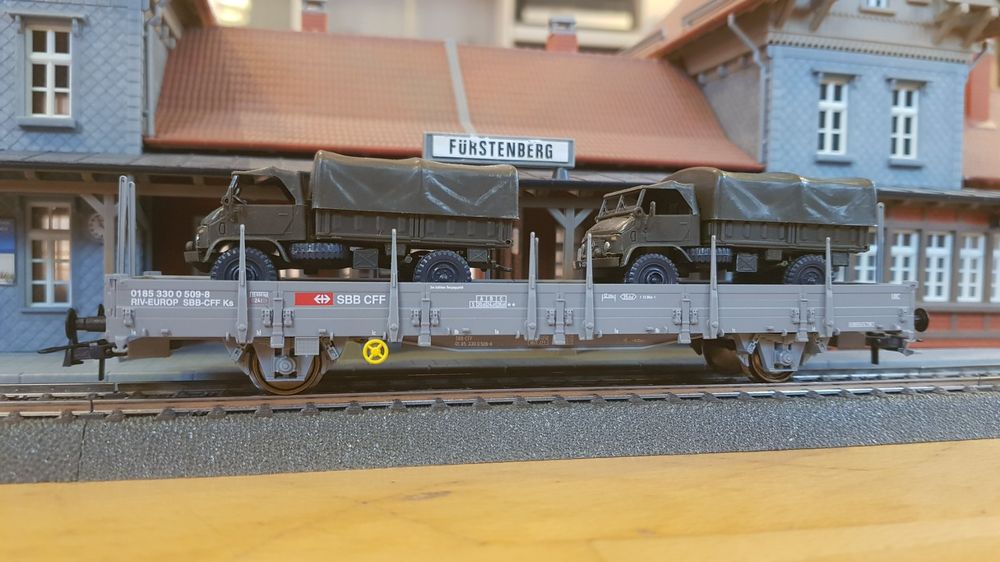Roco H0 66739, SBB-Ks mit zwei Unimog S der Schweizer Armee (Neu und originalverpackt) in Thusis ...