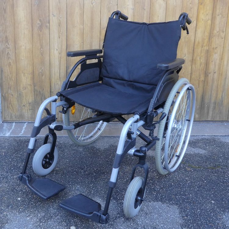 Rollstuhl Breezy, SB 52 cm, Zusatzbremsen, nur CHF 229 | Kaufen auf Ricardo