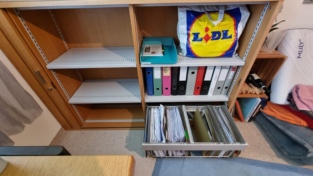 Schwebetürenschrank mit viel Stauraum und Registerauszug | Kaufen auf ...