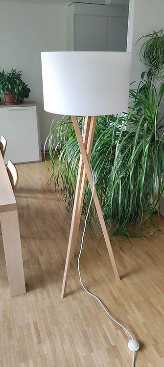 Stilvolle Modern Tripod Stehlampe mit Holz-Stativ (Gebraucht) in Kilchberg ZH für CHF 90 – nur ...
