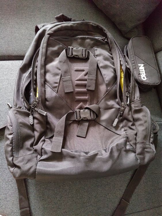 Schwarzer Rucksack Nitro mit Etui | Kaufen auf Ricardo