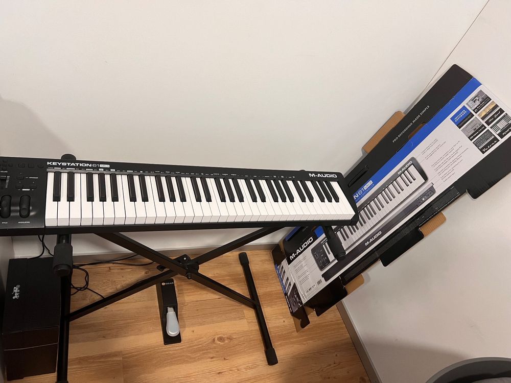 MI-Audio Keyboard, Stand, and Pedal | Kaufen auf Ricardo