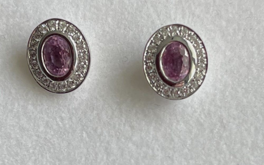 NEU Ohrstecker 18kt. Weissgold mit rosé Safir und Brillanten (Neu und originalverpackt) in ...