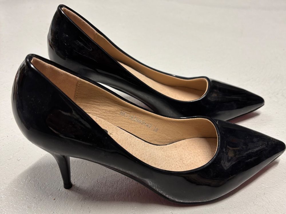 Schwarze Lack Pumps Gr. 38 (Gebraucht) in Buchrain für CHF 8 – mit ...