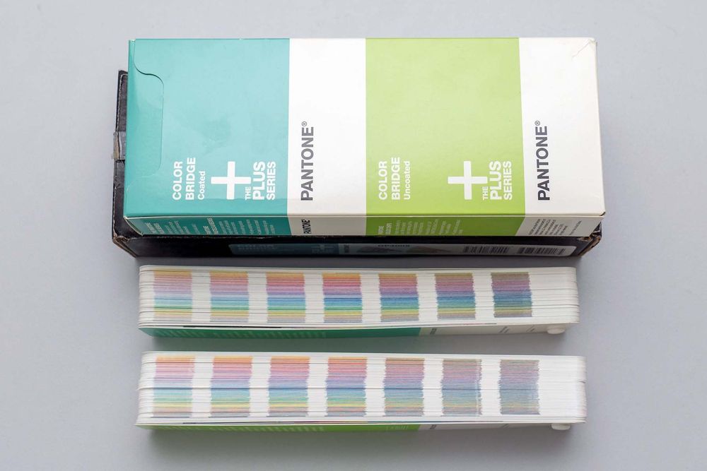 PANTONE Plus Color Bridge Set Coated/Uncoated Farbfächer | Kaufen auf ...