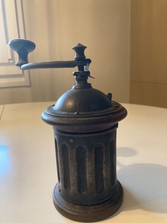 antike Kaffeemühle rund Holz / Blech (Gebraucht) in Niederbipp für CHF 15 – mit Lieferung auf ...