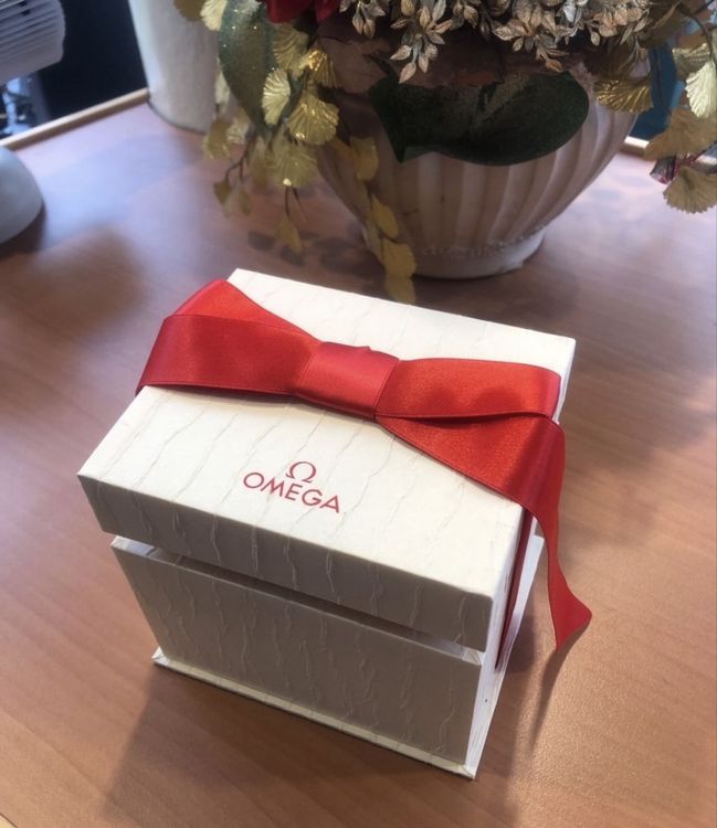 Edle Omega Uhrenbox mit roter Schleife - Perfekt für Geschen (Gebraucht ...