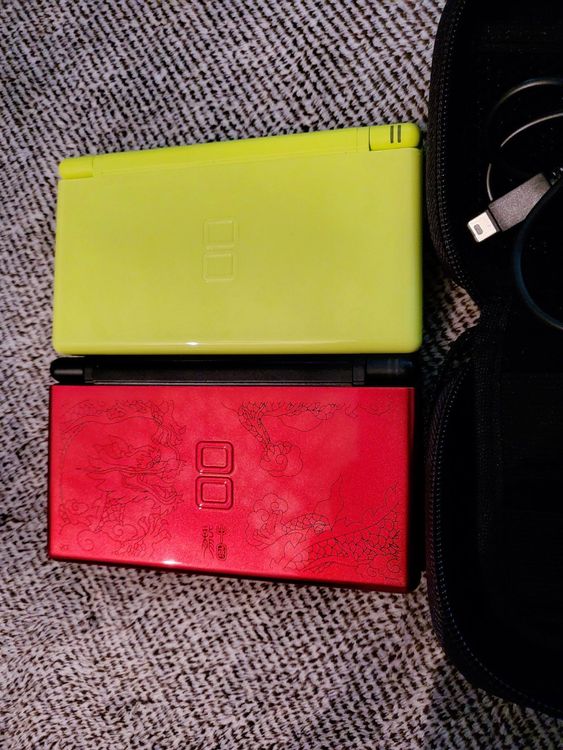 Nintendo ds lite verte+ un ds lite rouge édition dragon. (Gebraucht) in ...