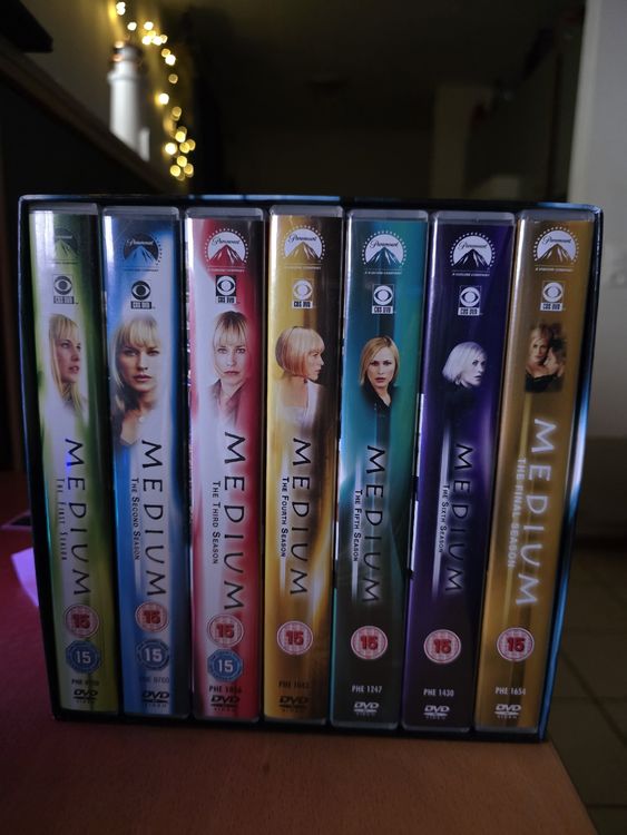 Medium: The Complete Series (DVD Box Set) - Thrills! (Neu (gemäss ...