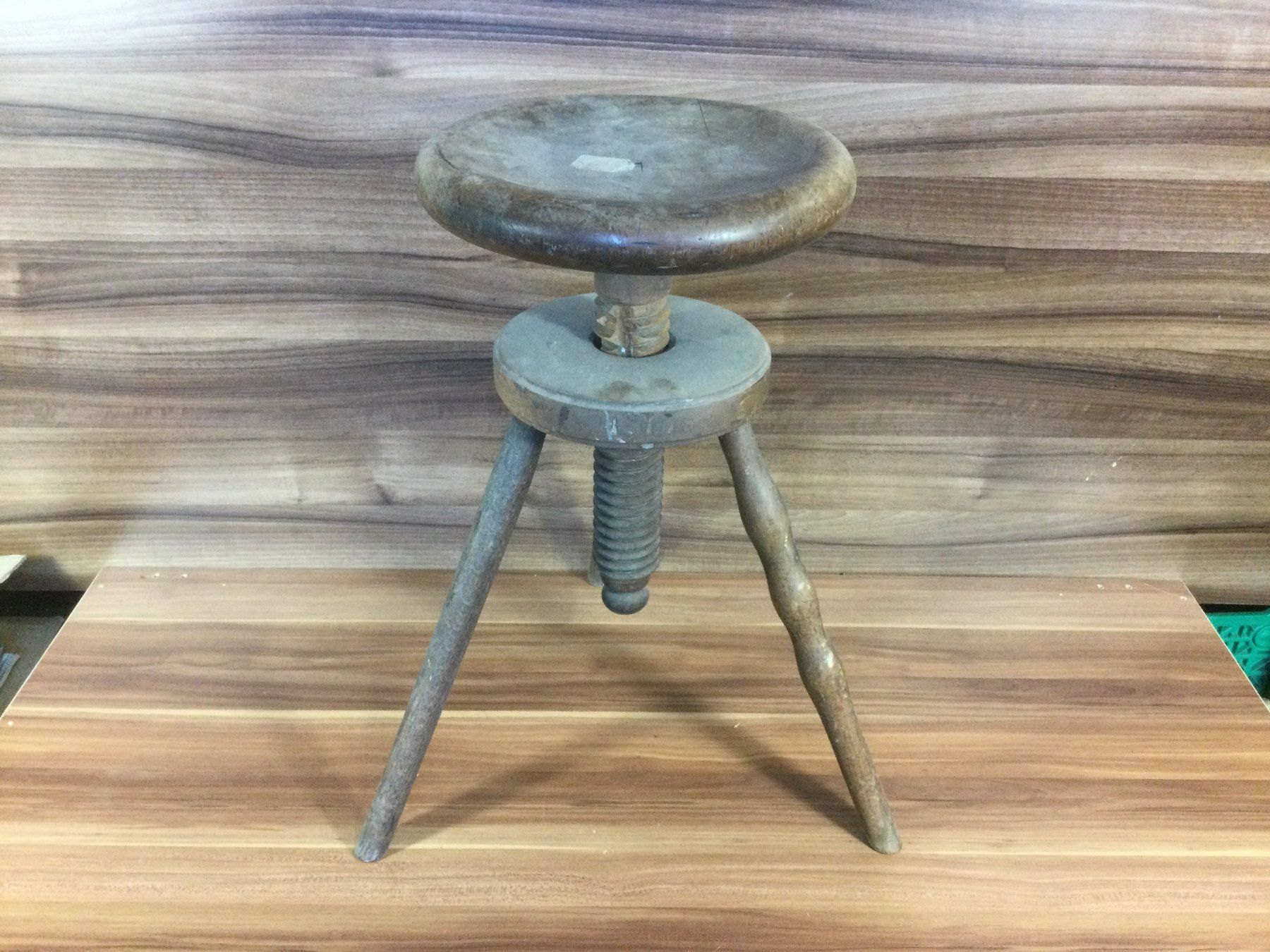 Alter runder Holz Hocker Dreibein-Hocker mit Holzgewinde (Gebraucht) in ...