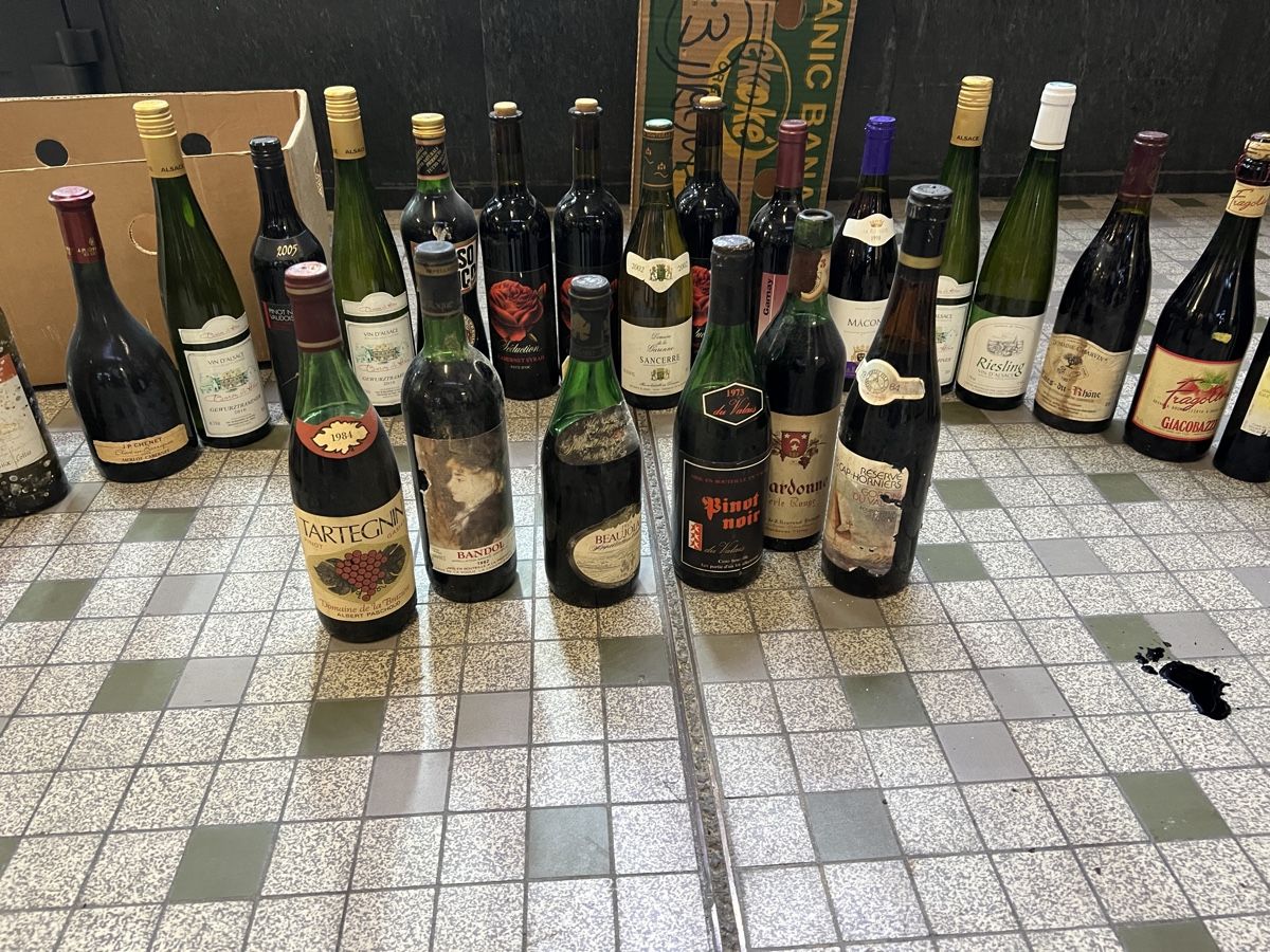 Lot 31 aaa-de bouteilles de vin rouge, blanc et rosé variés. (Neuf ...