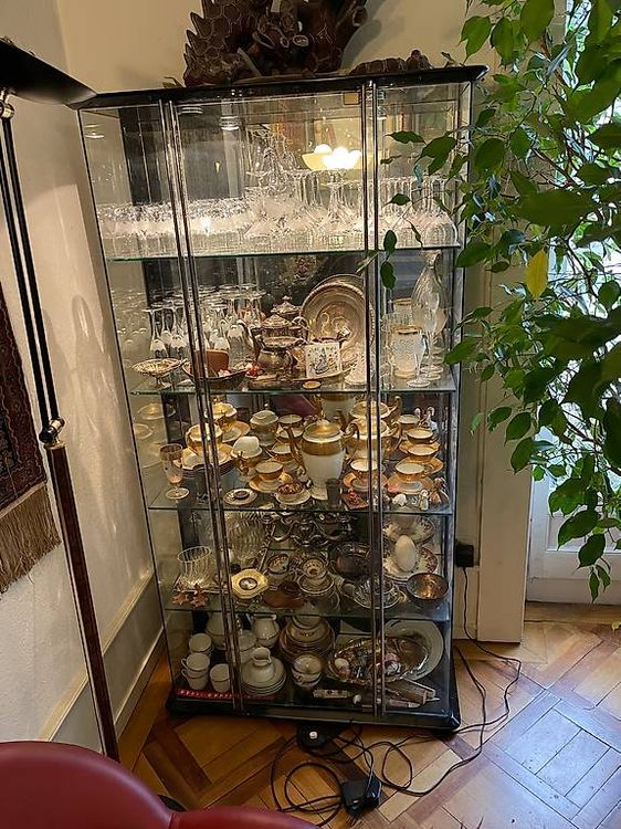 Vitrine de qualité avec éclairage (Meuble Pfister) (Gebraucht) in Troinex für CHF 100 – nur ...