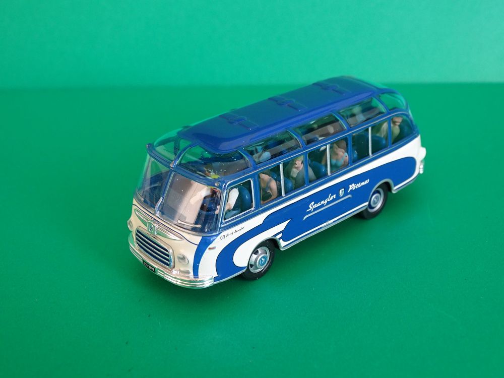 Setra S6 Bus mit Fahrgästen von Schuco 1/87 (Gebraucht) in Bretzwil für ...