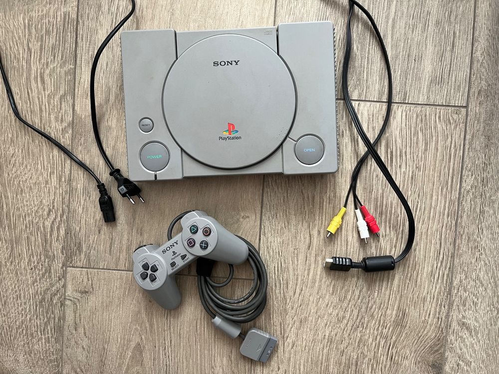 PlayStation 1 – Modell SCPH-1002 – Klassiker der ersten Gene (Gebraucht) in Inwil für CHF 51 ...