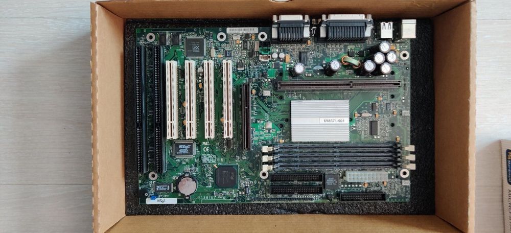 Intel SE440BX-2 Motherboard Pentium III (Gebraucht) in Meyrin für CHF ...