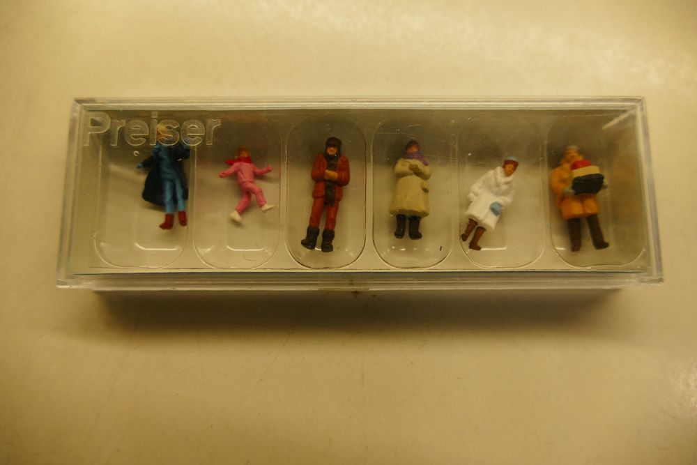 Preiser H0: Passanten in winterlicher Kleidung (Neu und ...