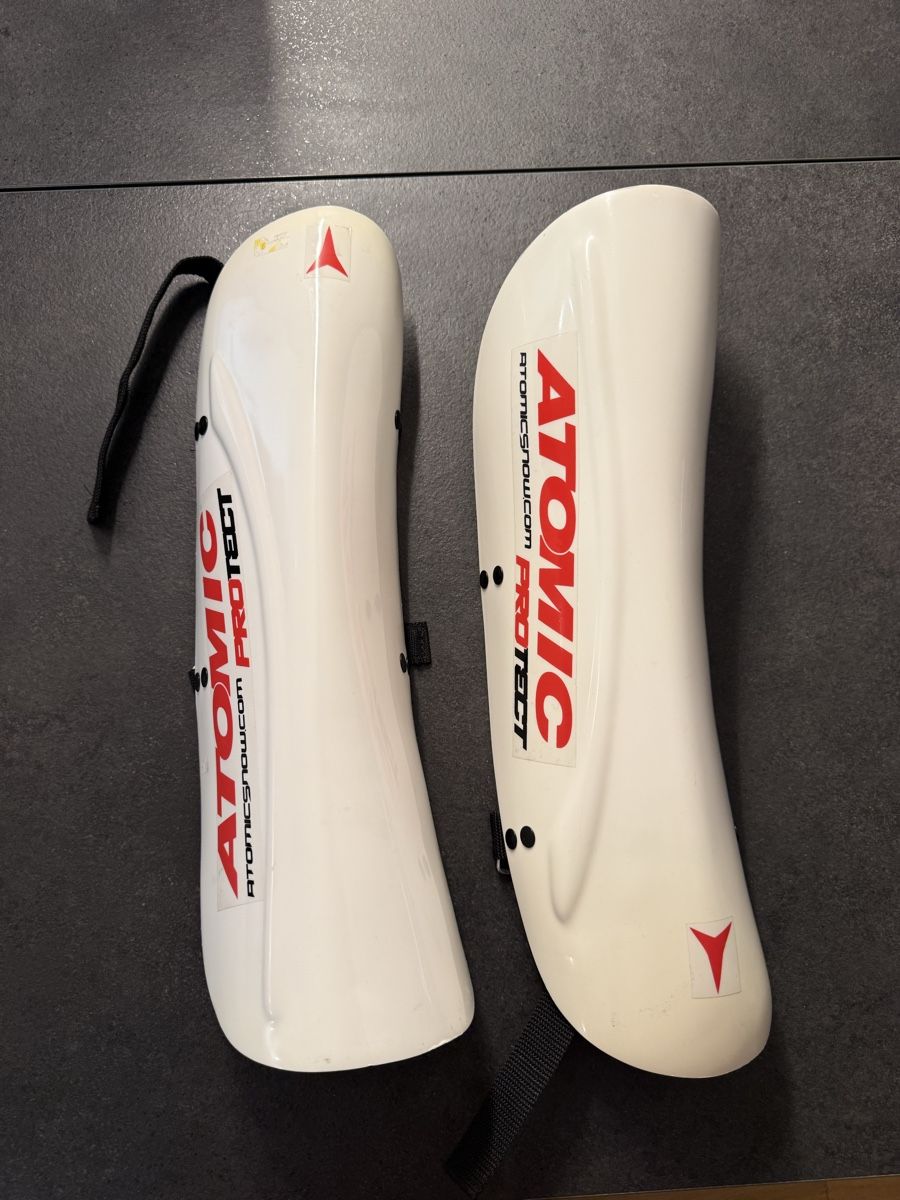 Schienbeinschoner Atomic 45 cm (Gebraucht) in Kyburg für CHF 10 – nur ...