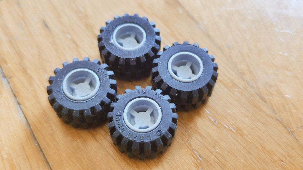 4 Lego wheels with grey rim (Gebraucht) in Glattbrugg für CHF 5 – mit ...