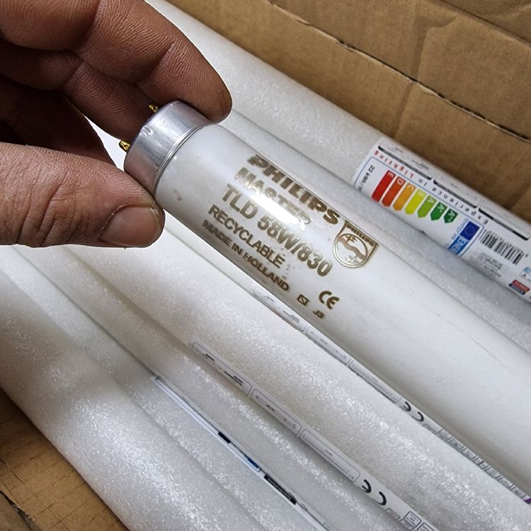 neon rohr decken lampen 20 stück (Gebraucht) in für CHF 15 – nur ...