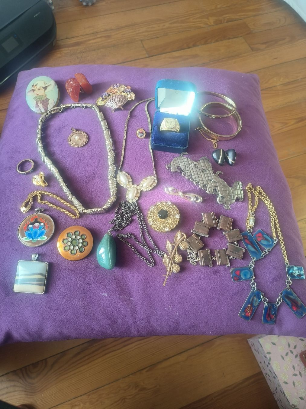 lot de bijoux divers anciens (D'occasion) à Pampigny pour CHF 1 – avec ...