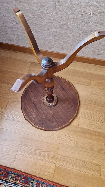 Petit guéridon de style anglais en bois, pied tripode tourné (Gebraucht ...