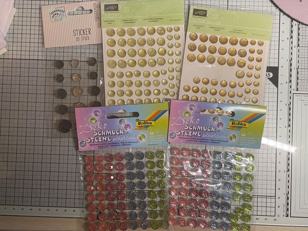 Basteln: Viele Deko-Steine und Perlen, Brads usw. (Gebraucht) in ...