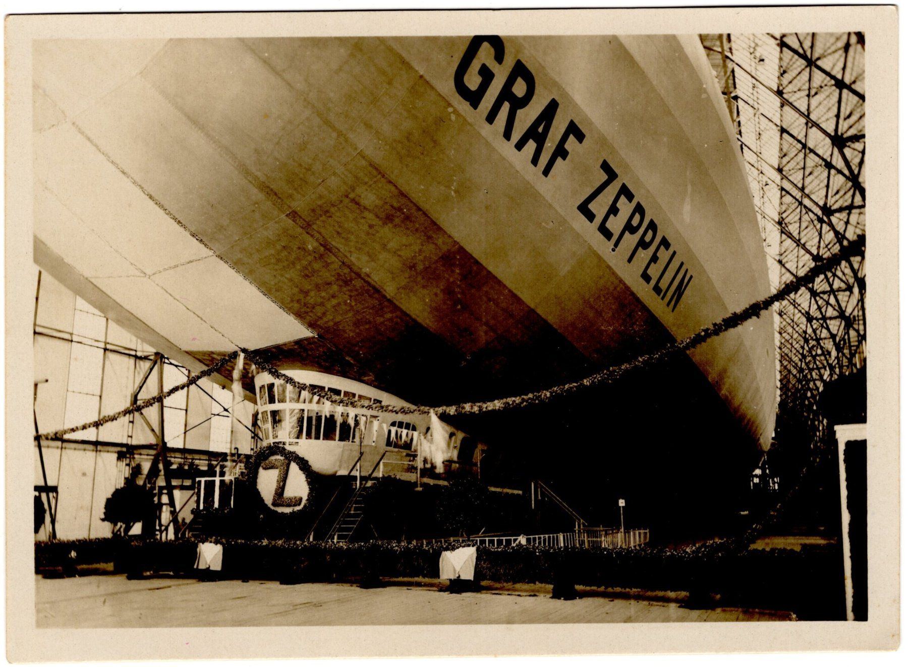 Luftschiff Graf Zeppelin in der Halle - original Fotographie (Gebraucht ...