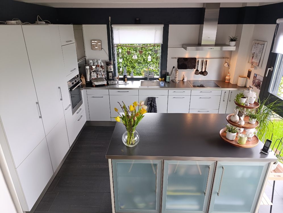 Moderne Küche mit Insel und viel Stauraum inkl. Einbaugeräte | Kaufen ...