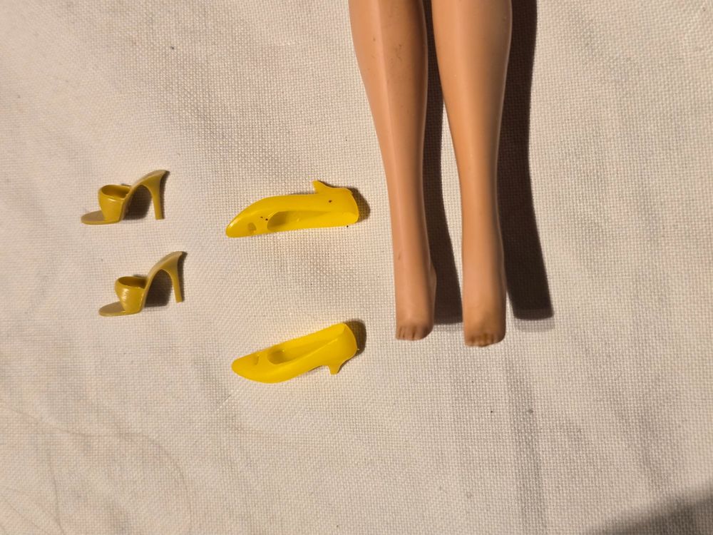 Barbie Vintage 1960s avec valise et vêtements variés (D'occasion) à versoix pour CHF 440 – avec ...