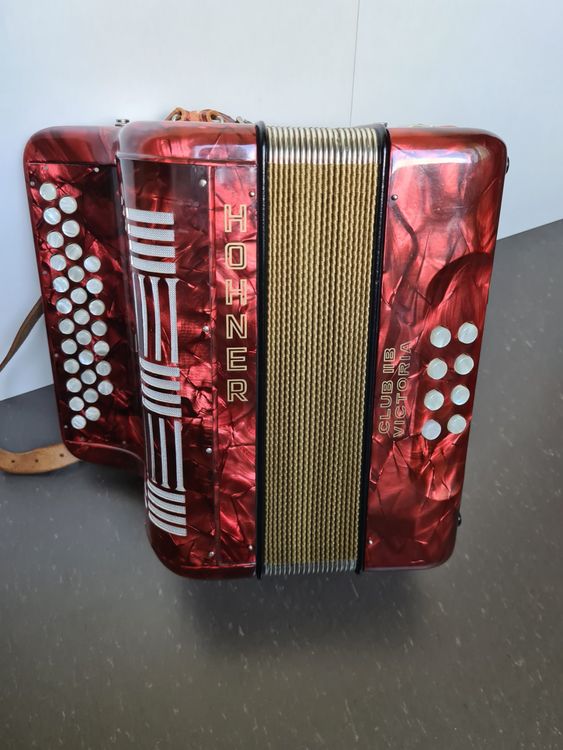 Hohner Club IIB Victoria Akkordeon, rot, mit Hülle (Gebraucht) in ...