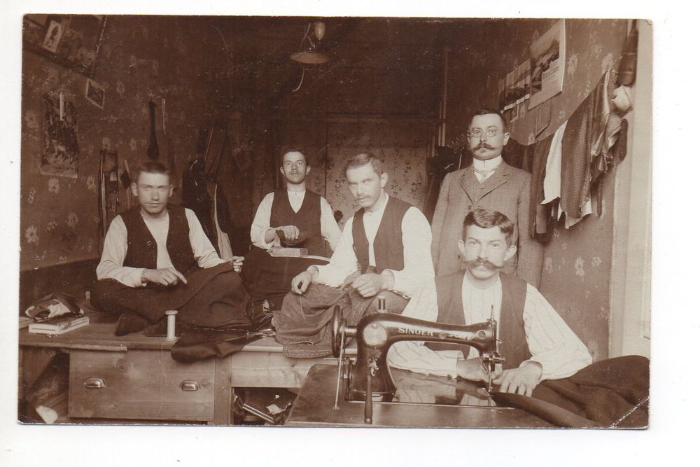 NÄHATELIER 5 Männer mit Singer- Nähmaschine - gel. von Ouchy (Gebraucht ...