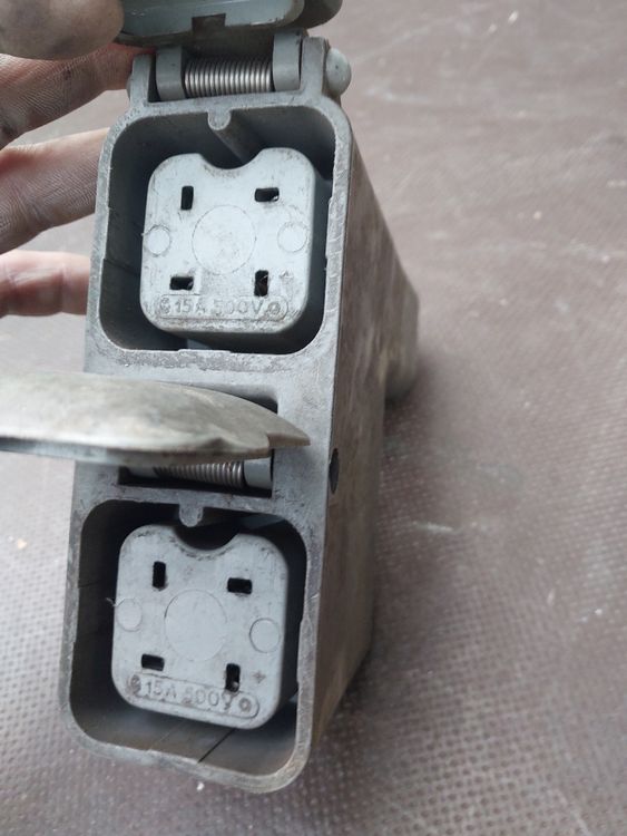Stecker 4/5 Polig gemäss Bilder (Defekt) in Wirzweli für CHF 30 – mit ...