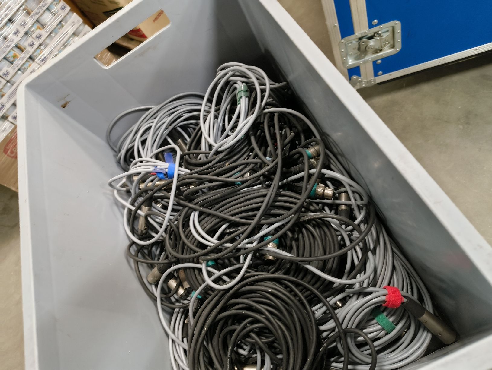 Eine Kiste voll DMX-Kabel (Gebraucht) in Birsfelden für CHF 50 – nur ...