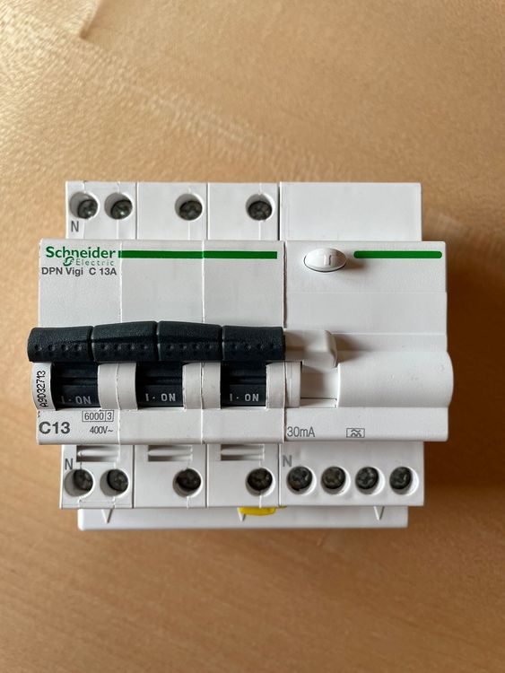 Disjoncteur FI Schneider 13A + DDR 30mA (Gebraucht) in Vicques für CHF 10 – mit Lieferung auf ...