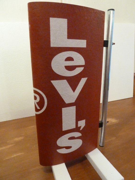 Levi's Werbeschild (Gebraucht) in Bure für CHF 5 – mit Lieferung auf ...