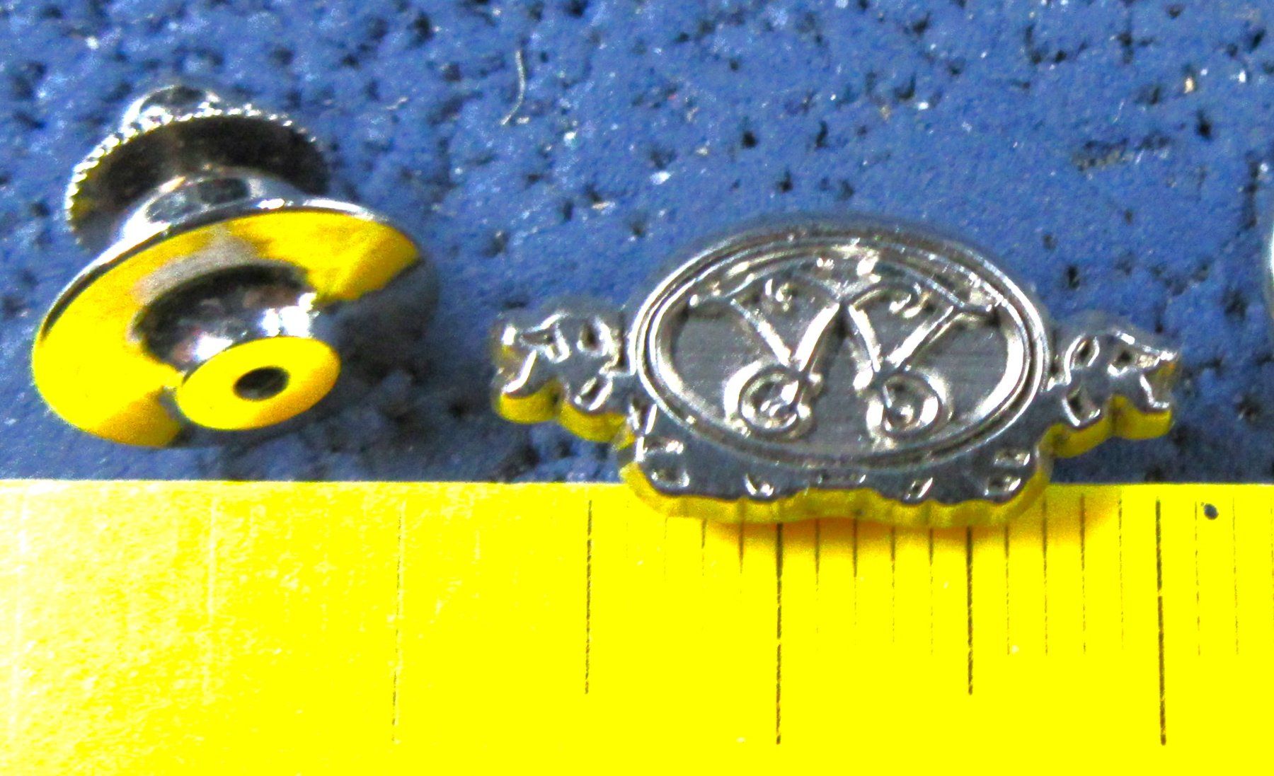 RENAULT UR-ALT AUTO LOGO GEPRÄGT PIN MIT SECURITY-CLIP KLEIN (Gebraucht ...