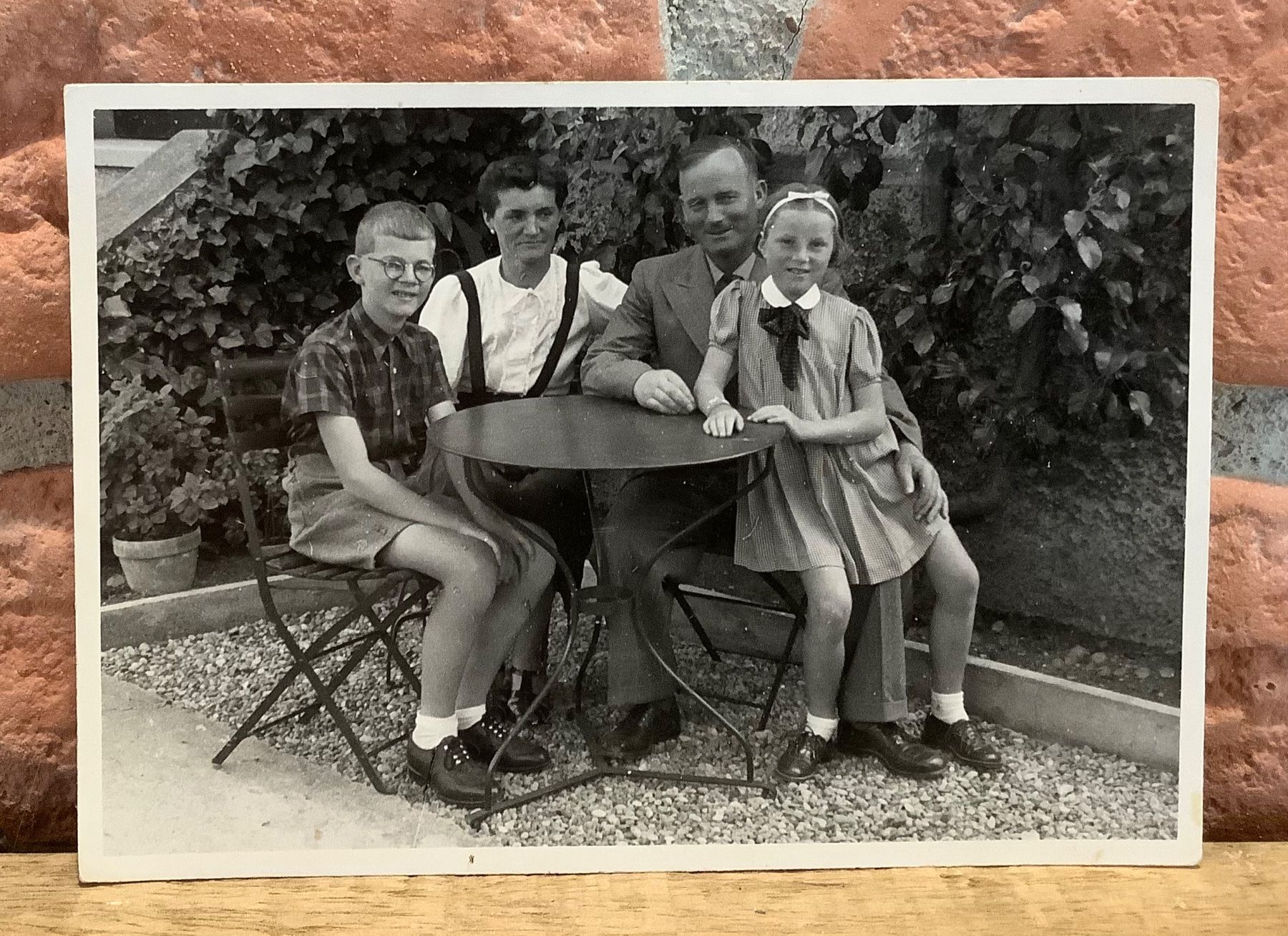 Alte Privat Foto AK - Familie im Garten - Familienfoto (Gebraucht) in Root für CHF 1 – mit ...