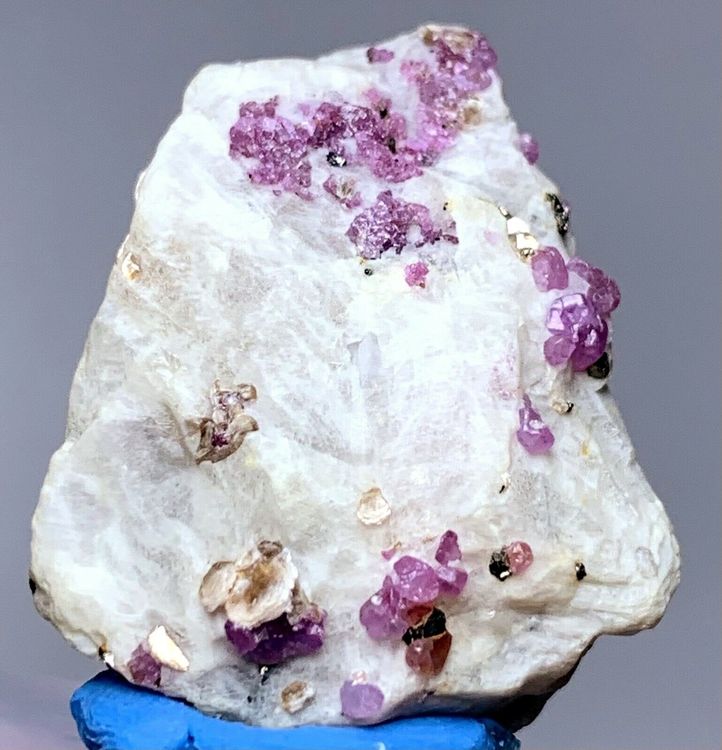 Rohe rosa Rubin auf weissem Muttergestein mit Muskovit 68 ct (Gebraucht ...