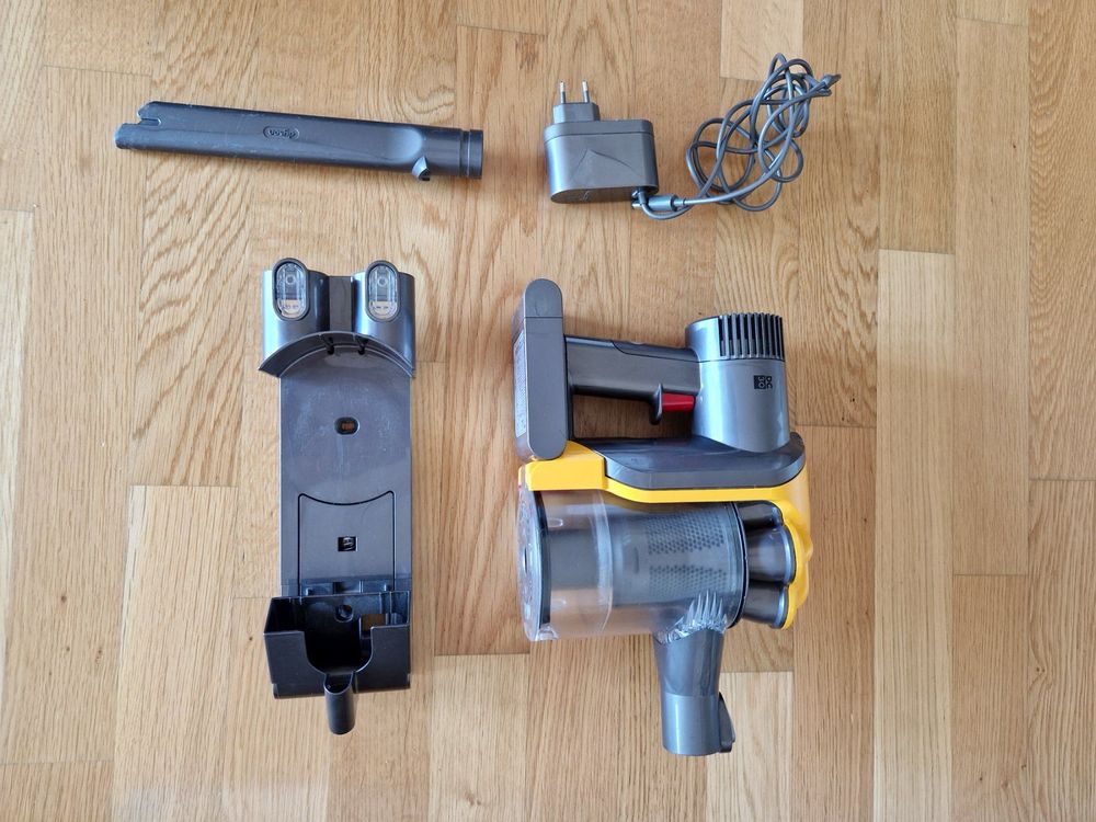Dyson DC30 inkl. Zubehör | Kaufen auf Ricardo