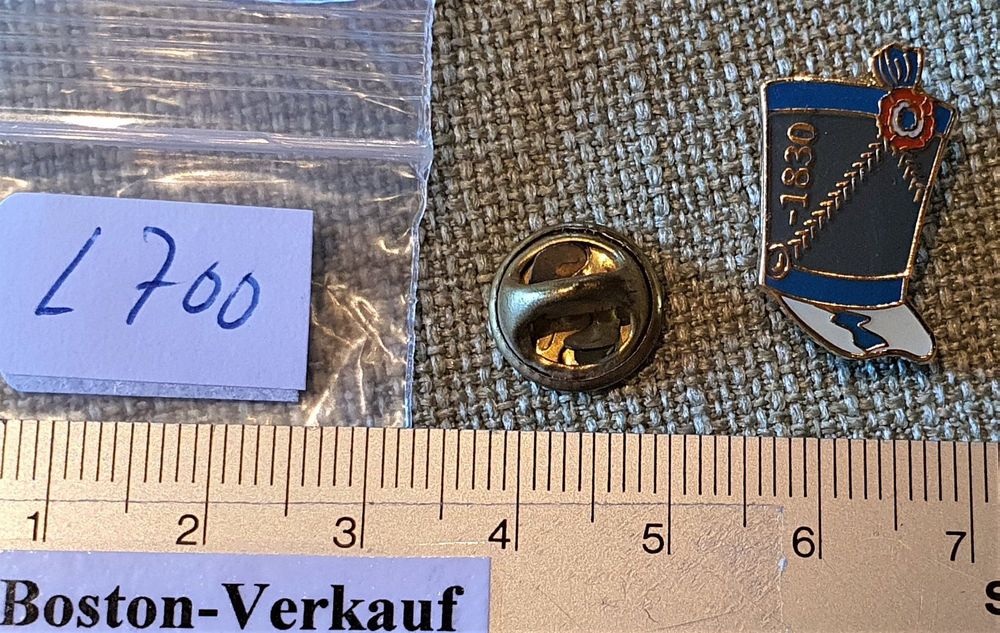 L700 - Pin Basler Polizei Hut - 1830 / Tschakko (Gebraucht) in Reinach BL für CHF 1.5 – mit ...