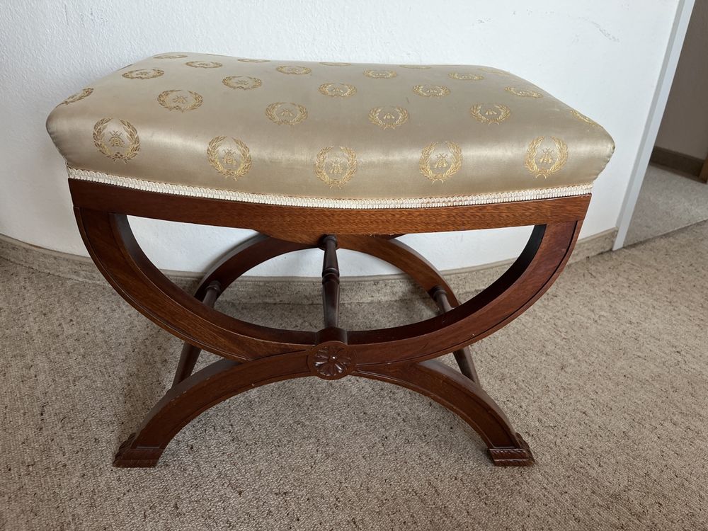 Vintage Hocker mit Tatzenfüssen, Holz, gepolstert, (Gebraucht) in ...
