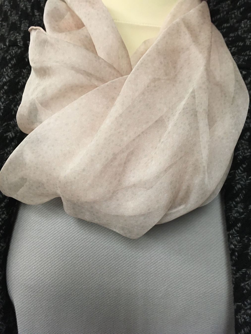 Phine Schal Seide Chiffon Punkte grau auf lachs 68 x 160 cm (Neu und ...