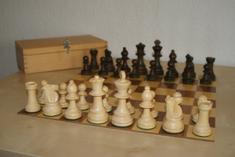 Schach mit Holz Figuren – sehr schöne Ausführung (Gebraucht) in Zürich ...