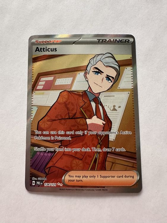 Atticus Trainer | Prismatic Evolutions 134/131 | EN (Neu (gemäss ...