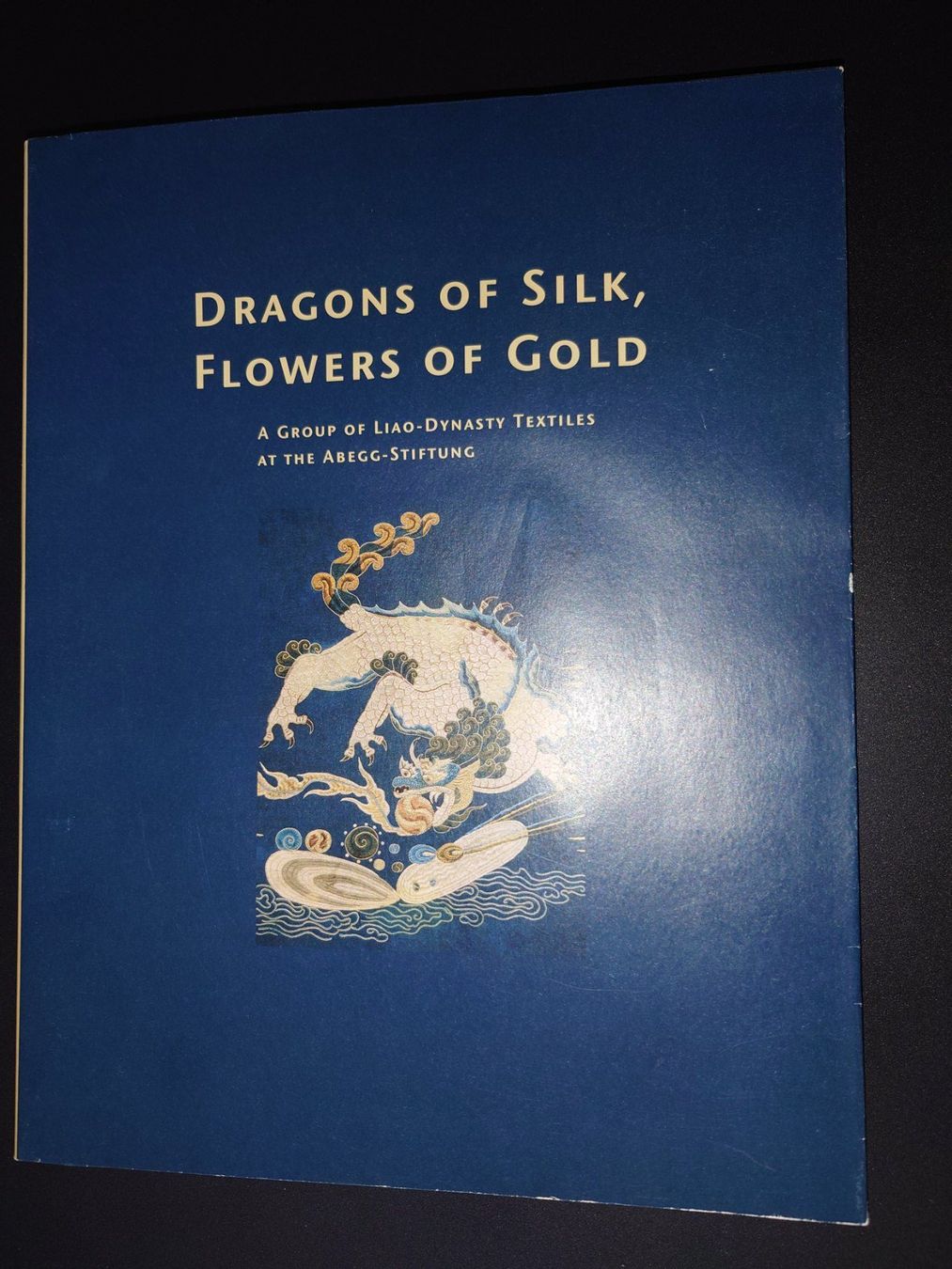 Dragons of Silk, Flowers of Gold - A Group of Liao-Dynasty (Gebraucht ...