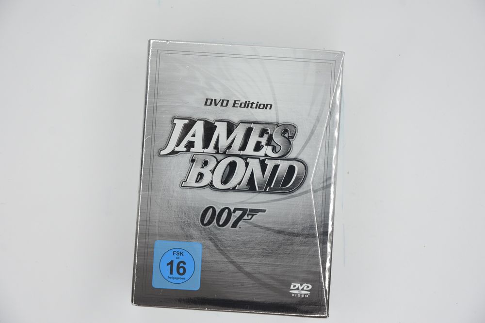 James Bond 007 Ultimate DVD Collector's Set (Gebraucht) in Forch für CHF 1 – mit Lieferung auf ...