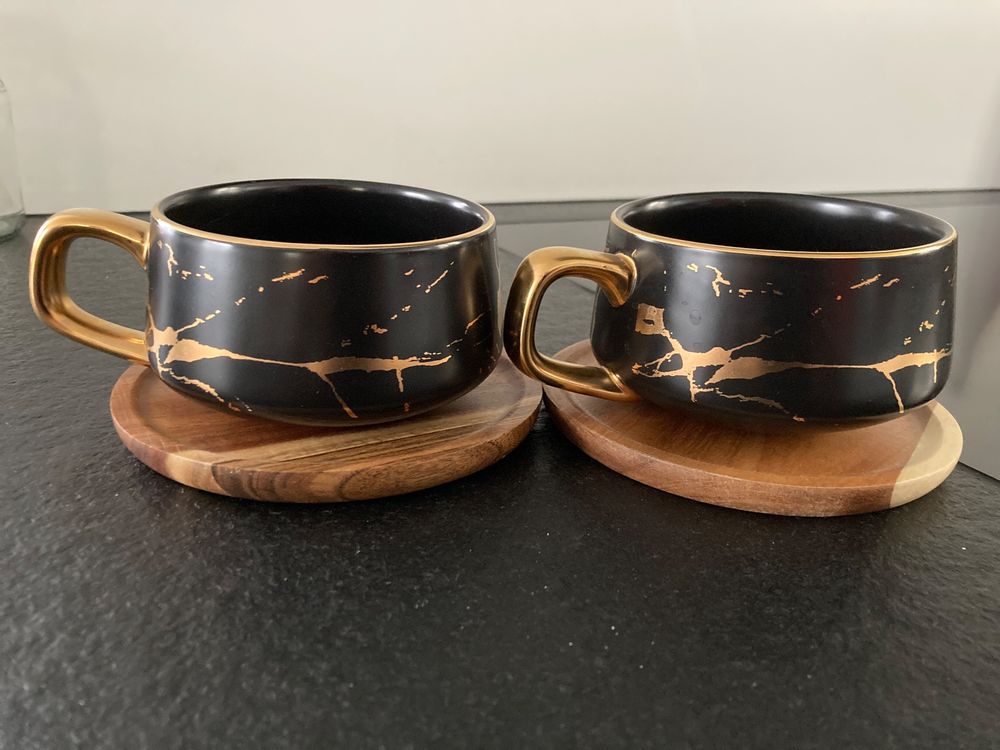 2 Elegante Tassen mit Goldakzenten & Untertellern aus Holz (Gebraucht ...
