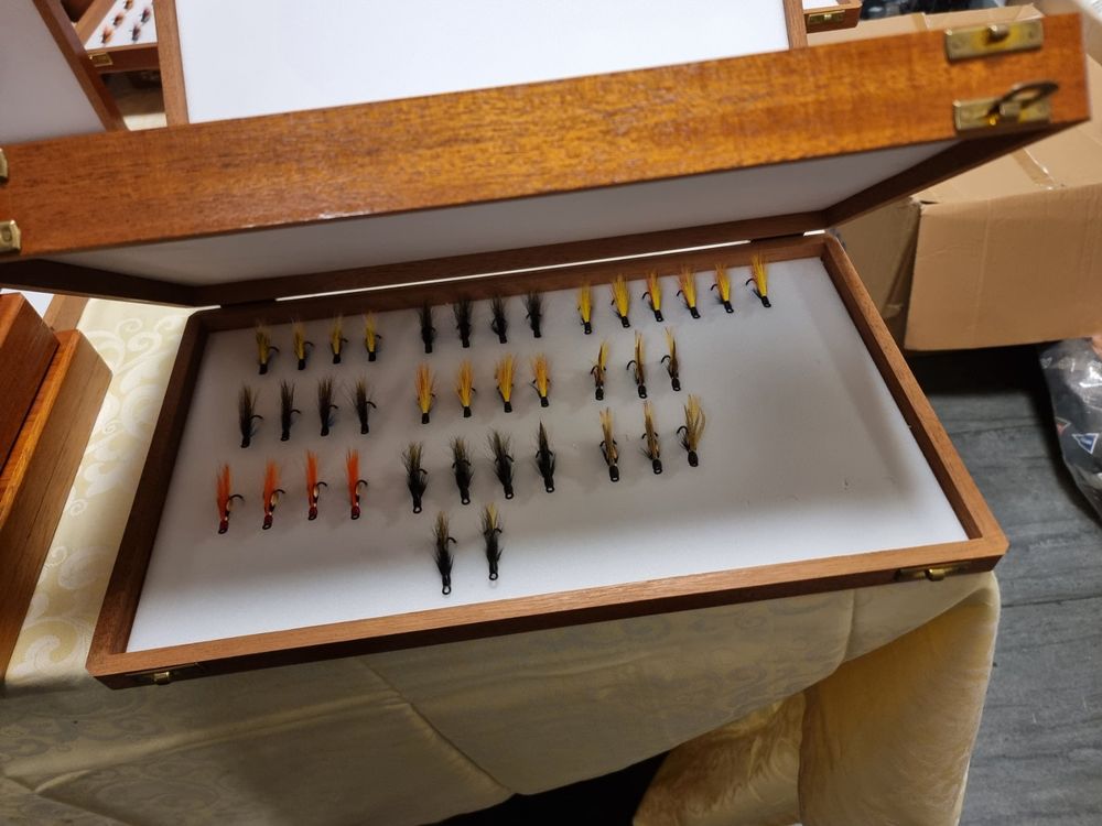 Richard Wheatley 14x Boxen und schöne Fliegen drin | Kaufen auf Ricardo