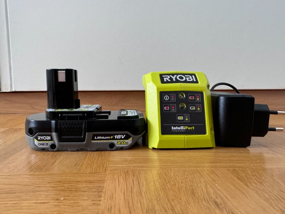 Ryobi ONE+ Akku RB1820C mit Ladegerät (Neu und originalverpackt) in ...