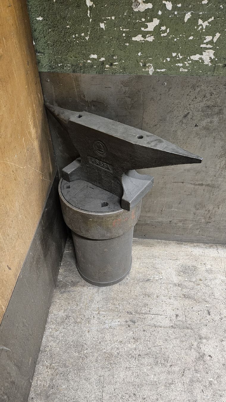 Amboss mit Sockel - Ideal für Werkstatt oder Hobby! (Gebraucht) in ...